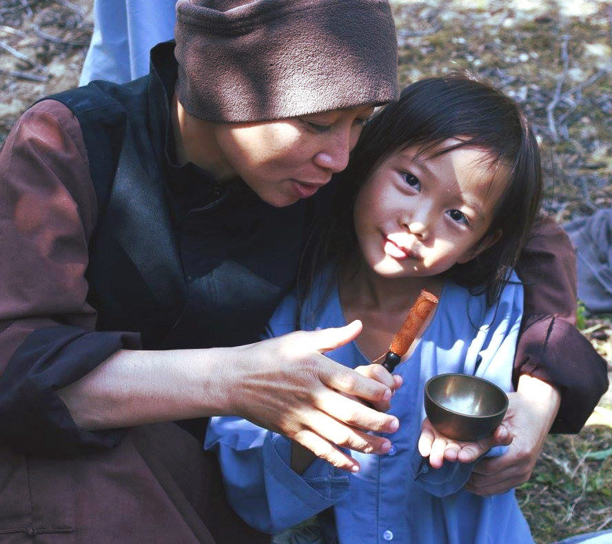 nun-with-child – The Community of Mindfulness in Israel